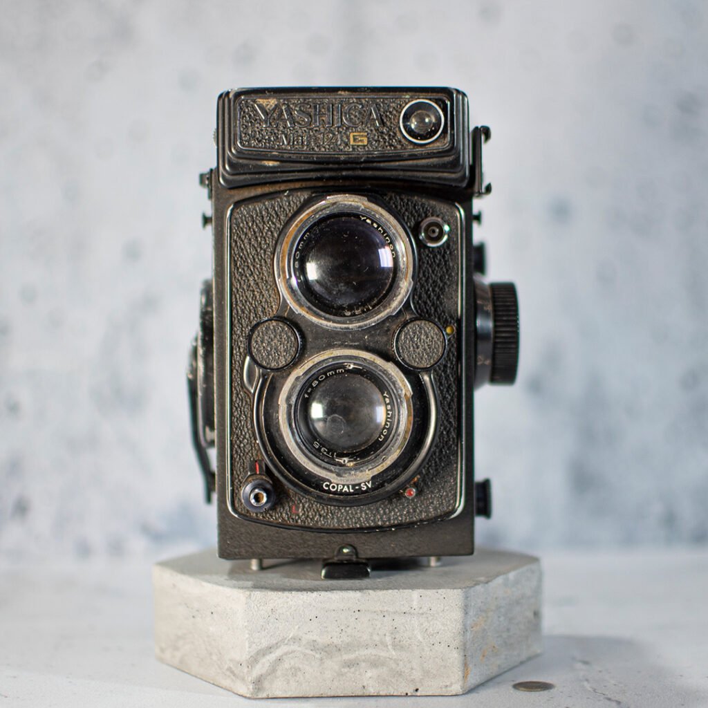 The Yashica Mat 124G is a highly regarded twin-lens reflex (TLR) medium ...