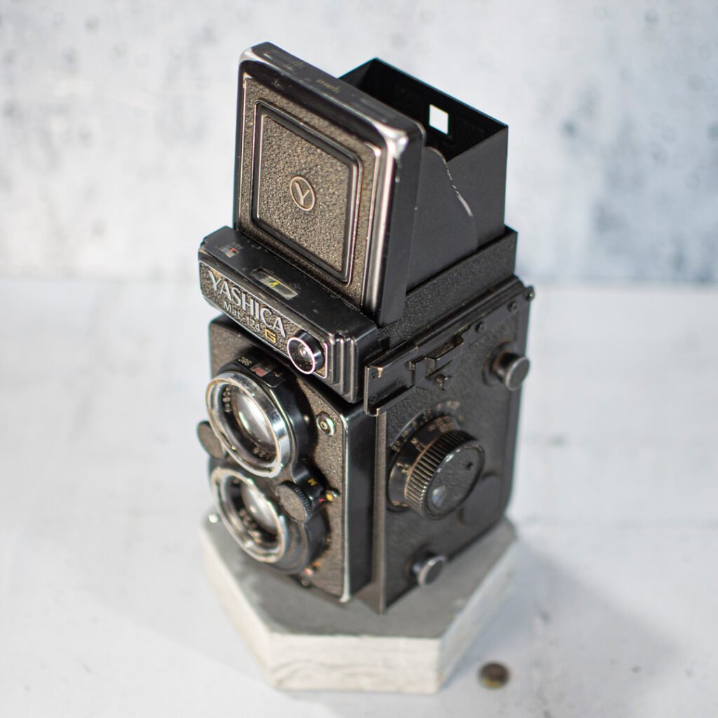 The Yashica Mat 124G is a highly regarded twin-lens reflex (TLR) medium ...