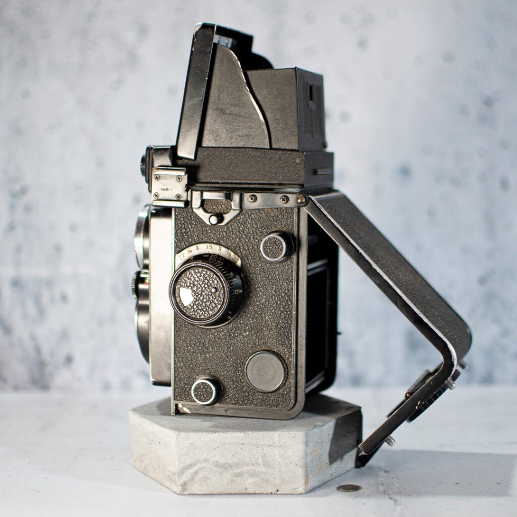 The Yashica Mat 124G is a highly regarded twin-lens reflex (TLR) medium ...