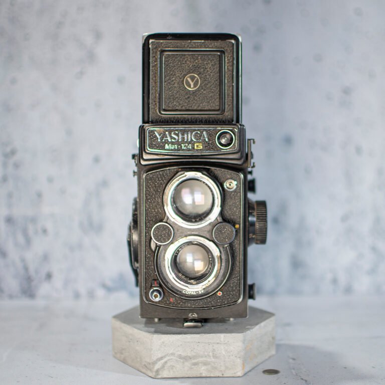The Yashica Mat 124G is a highly regarded twin-lens reflex (TLR) medium ...