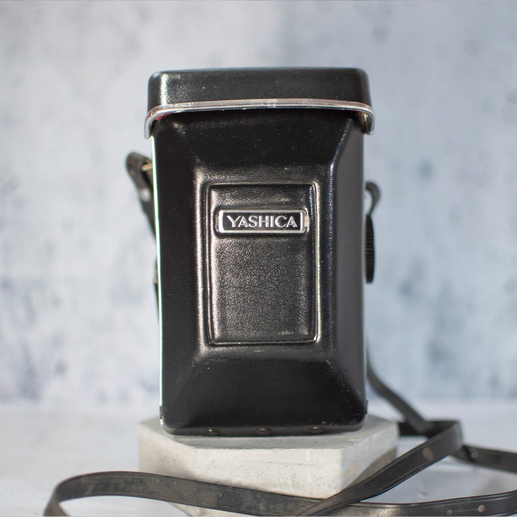 The Yashica Mat 124G is a highly regarded twin-lens reflex (TLR) medium ...